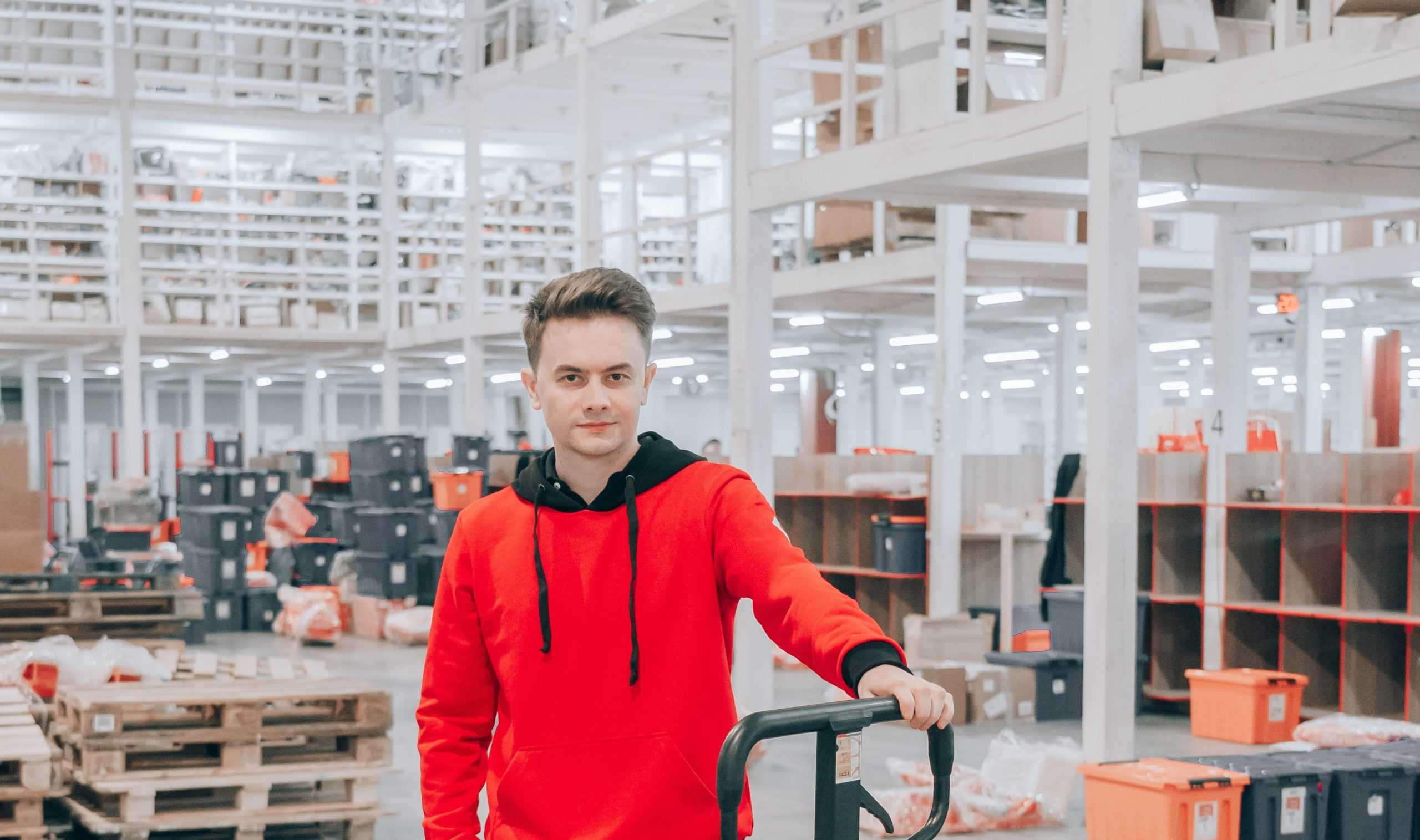 Reasons to Work at a Warehouse While on College Break